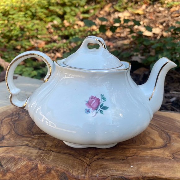 Ellgreave | Kitchen | Vintage English Ellgreave Floral Scalloped Teapot ...
